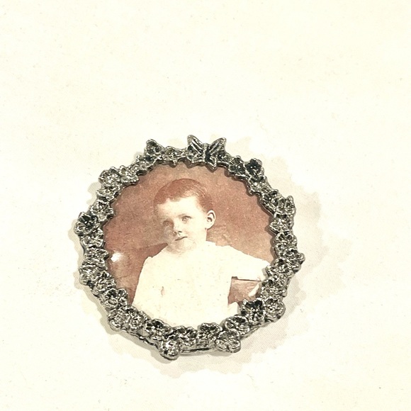 Accessories | Vintage Circle Picture Frame Pin | Poshmark